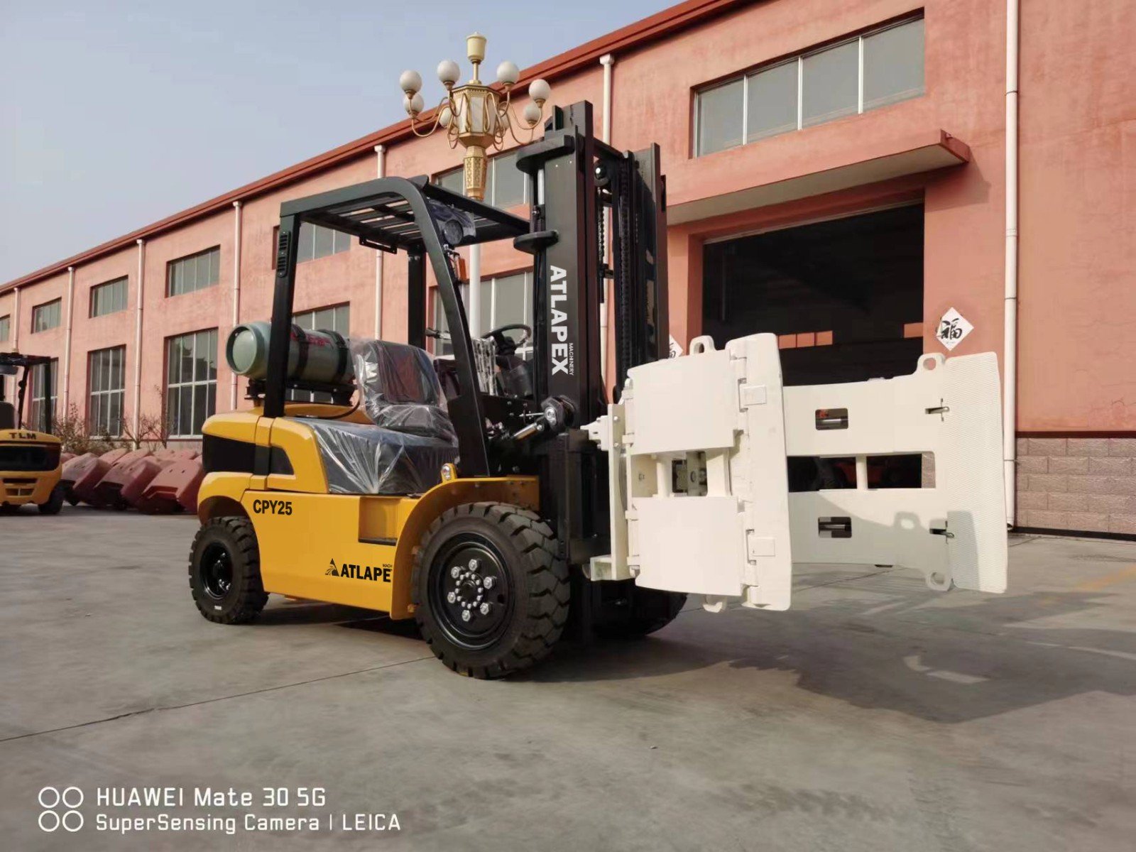 ATLAPEX 2 5 TON LPG FORKLIFT WITH PAPER ROLLER CLAMP